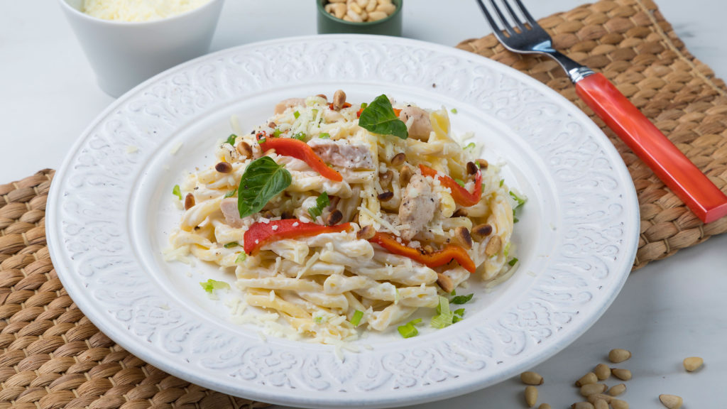 Casarecce salad with chicken, Kasseri cheese, basil and pine nuts | MISKO