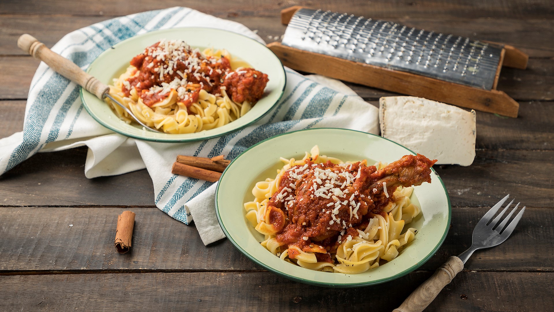 Chilopites with rooster cooked in wine | MISKO