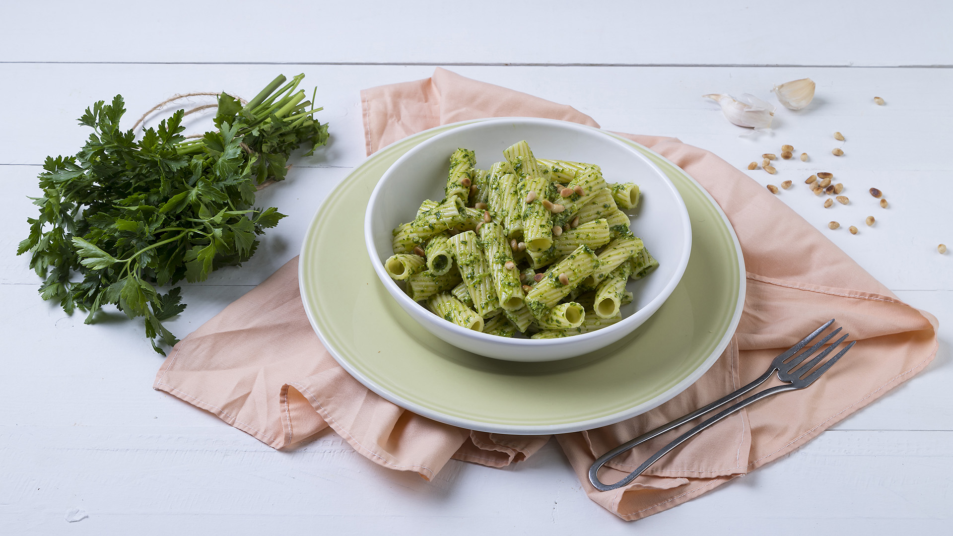Rigatoni pasta with Greek parsley pesto and pine nuts | MISKO