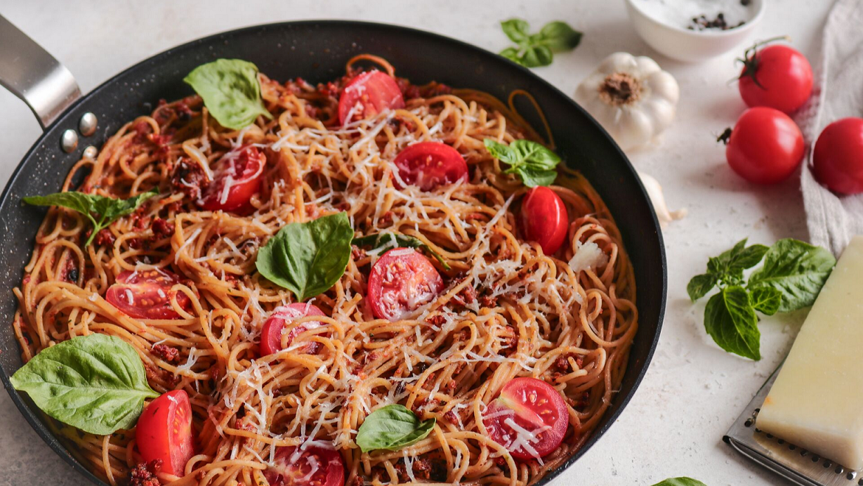 Spaghettini with sun-dried tomatoes, Pecorino cheese and basil | MISKO