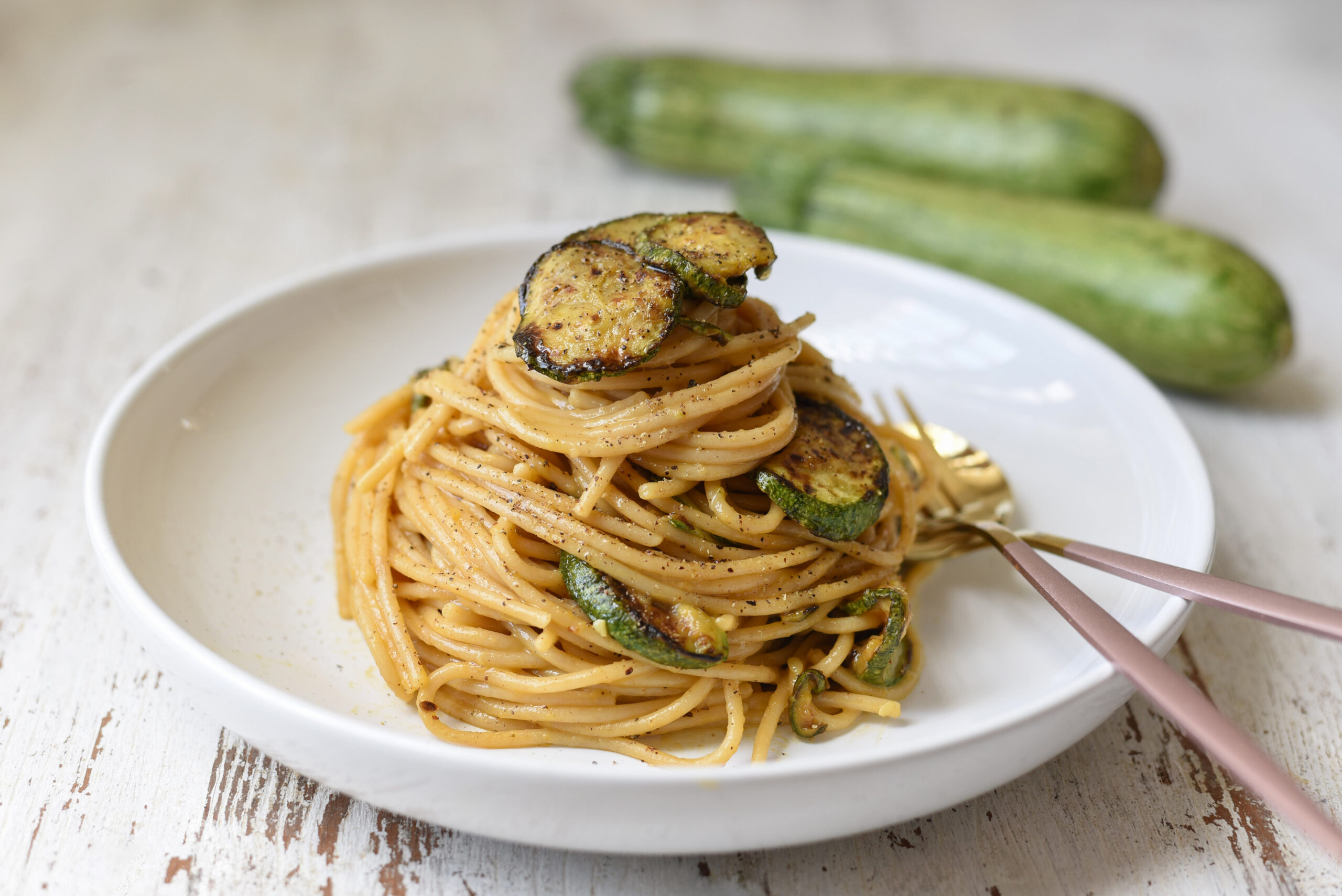 Vegetarian Carbonara με Σπαγγέτι Ολικής Άλεσης & Κολοκυθάκια | MISKO